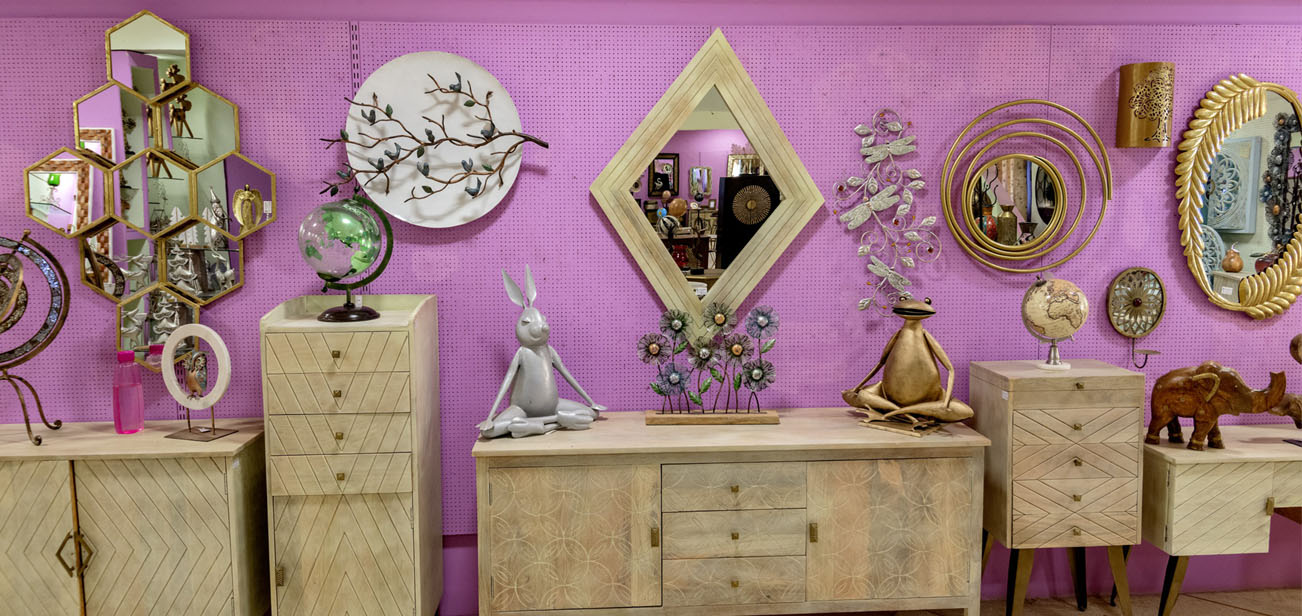 LEADING MANUFACTURER EXPORTER FROM INDIA OF IRON AND WOOD HANDICRAFT ITEMS.