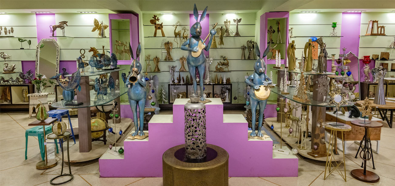 LEADING MANUFACTURER EXPORTER FROM INDIA OF IRON AND WOOD HANDICRAFT ITEMS.