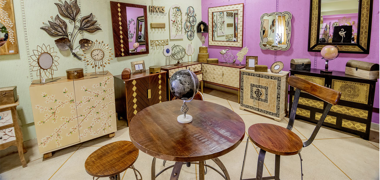 LEADING MANUFACTURER EXPORTER FROM INDIA OF IRON AND WOOD HANDICRAFT ITEMS.